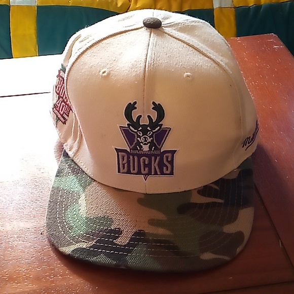 Mitchell & Ness | Accessories | Milwaukee Bucks Mitchell And Ness 4th ...